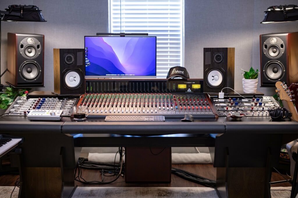 Genesis Splitbay 16U Console Studio Desk - Dangerfox